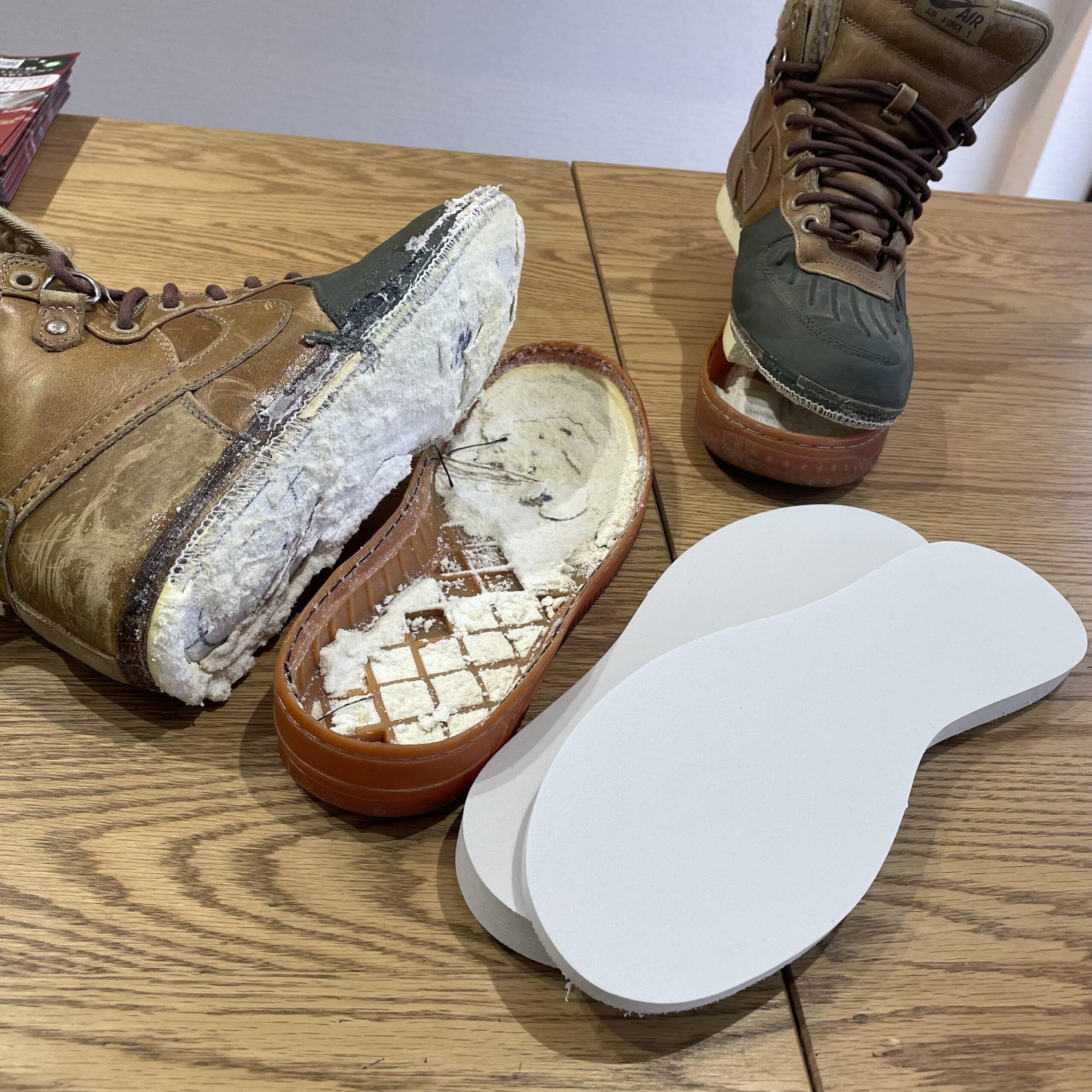 NIKE AIR FORCE 1 DUCKBOOTの加水分解したミッドソールを交換させていただきました！ | 靴修理のケンちゃん